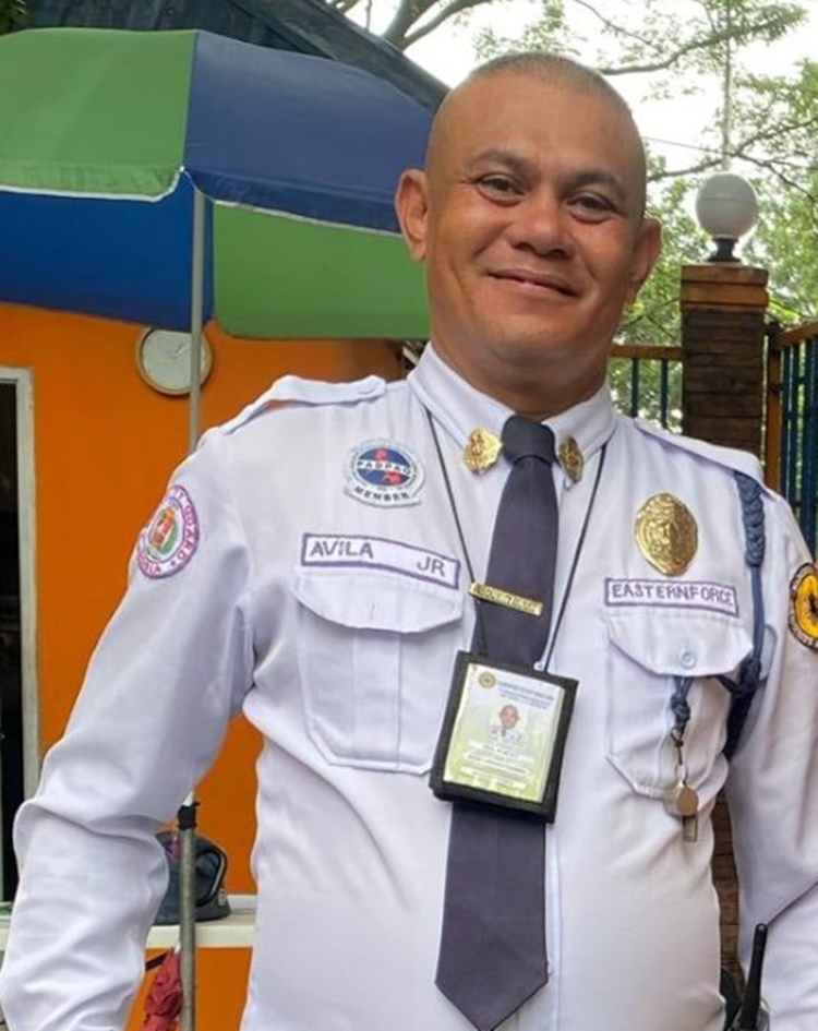 49-Year-Old Security Guard Finally Graduates from College | Newspapers