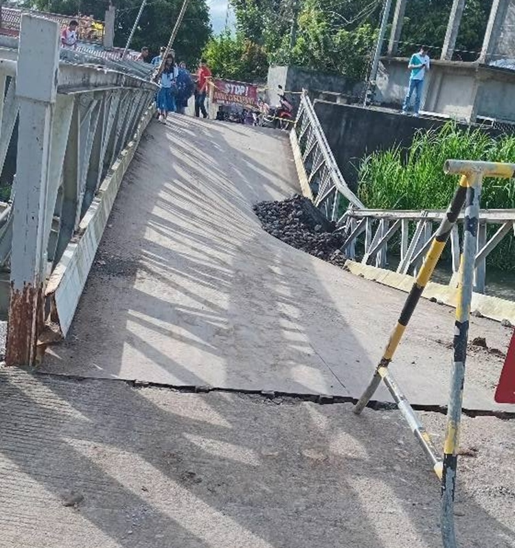 Bridge in Albay Collapses After Overloaded Truck Crosses | Newspapers