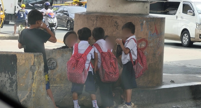 Children in Uniform Seen Begging in Manila | Newspapers